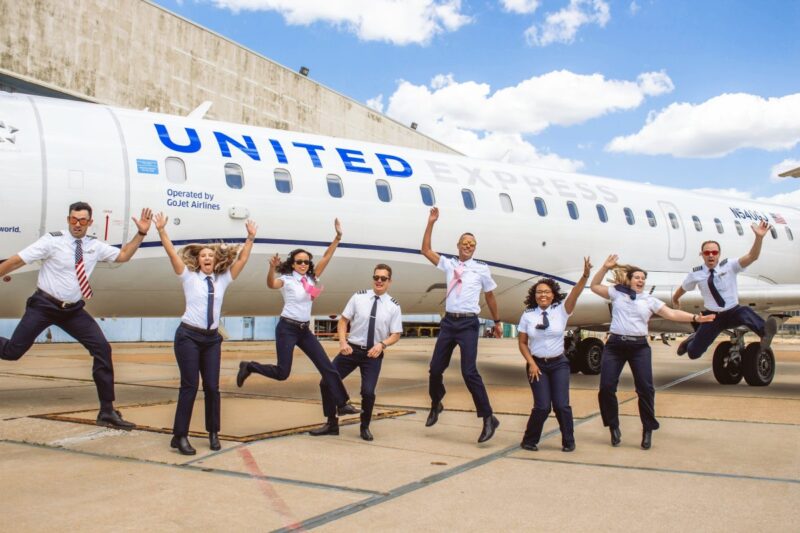 United Airlines Pilot: The 2026 Career Guide to the Flight Deck – 2FLY ...